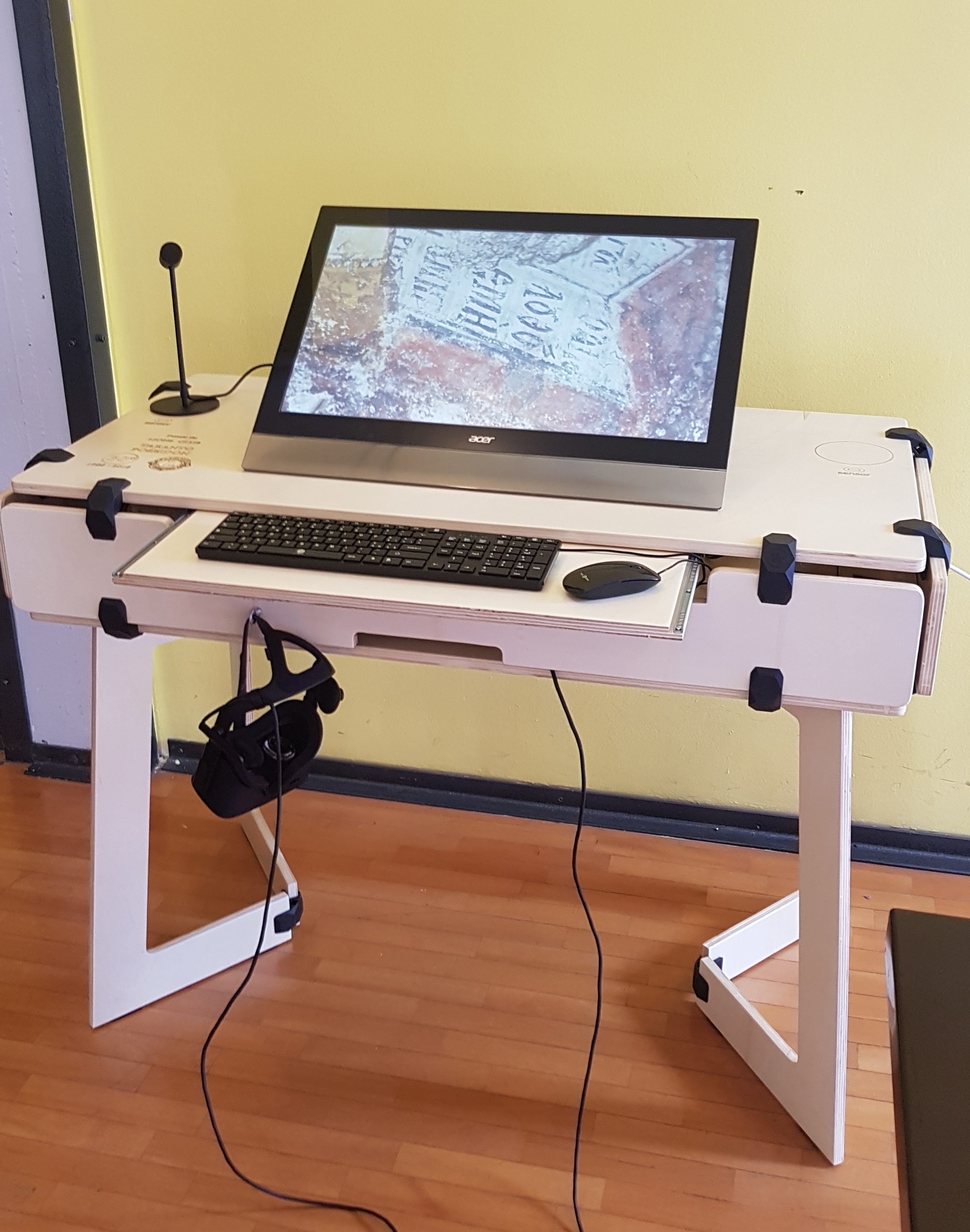 Virtual Reality Desk – Dario Laurita